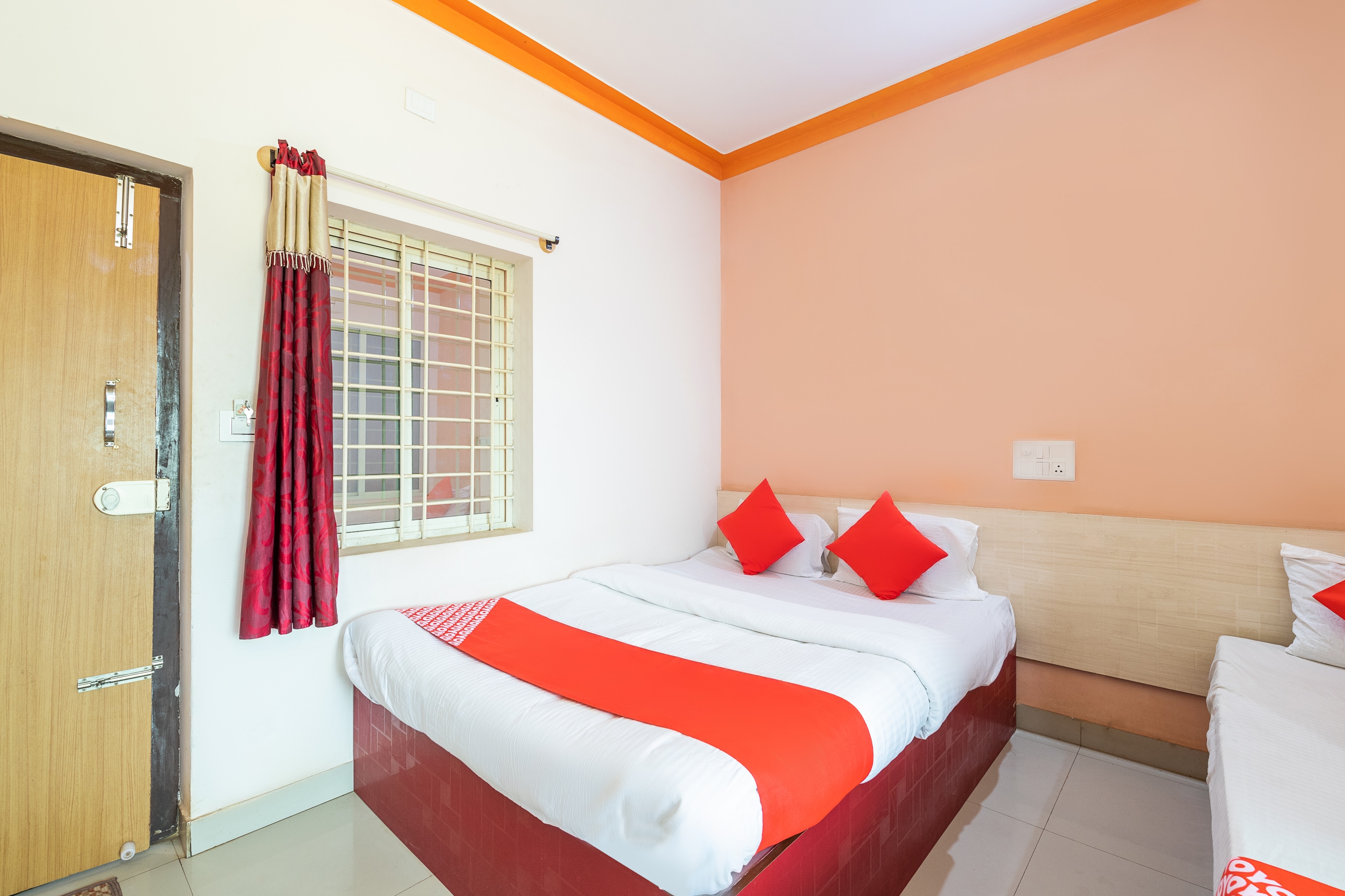 Hotel O Sri Sai Samrat Lodge, Flagship Bangalore, Book @ ₹1101 - OYO