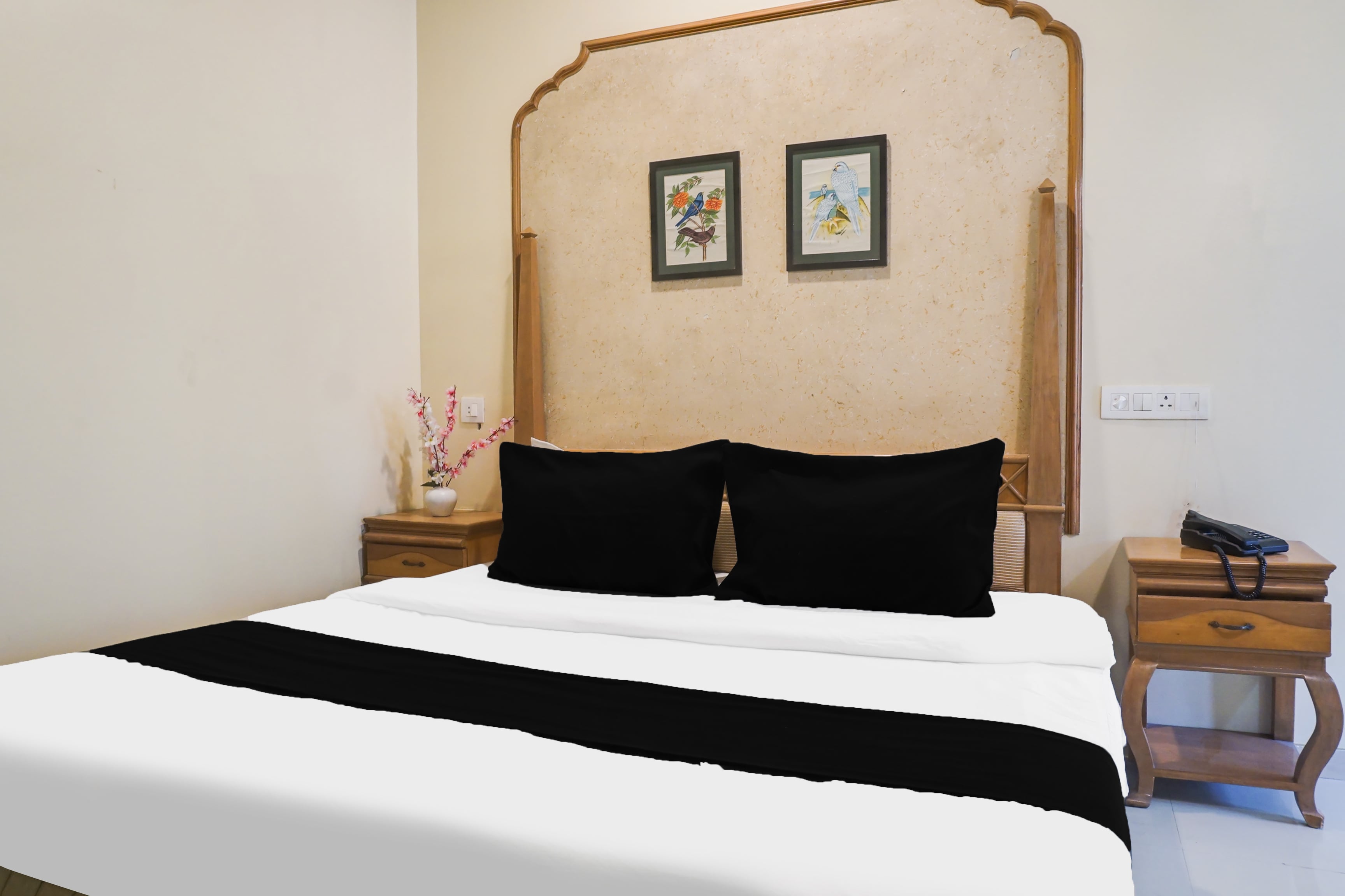 Townhouse Oak Hotels in German Bakery, Pune Starting @ ₹982 - Upto 74% ...